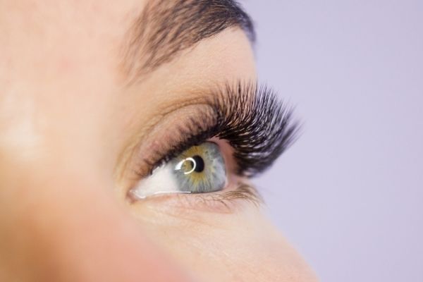 Rides sous les yeux : comment les effacer naturellement ? - Santé-et-Beauté